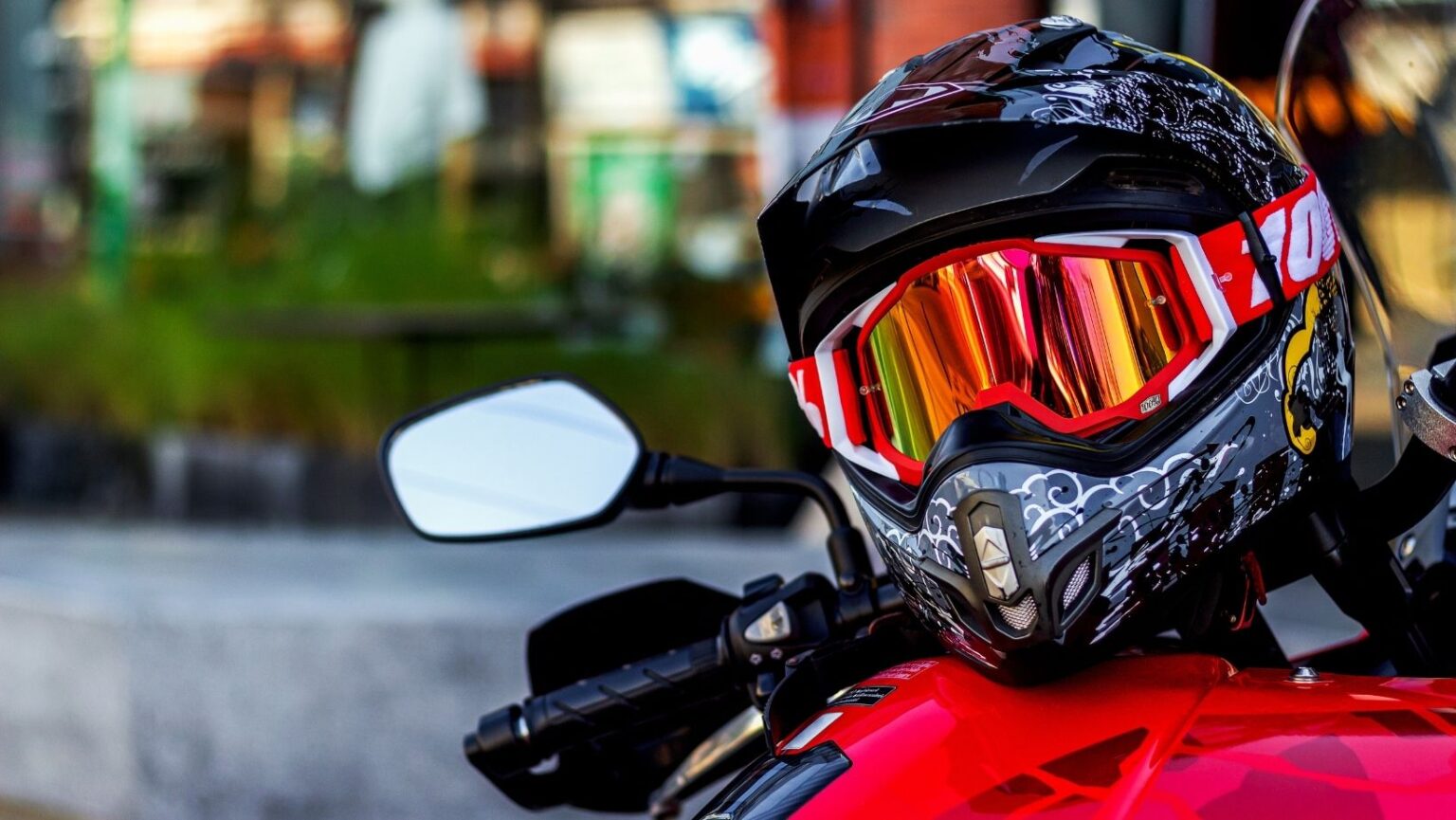The Ultimate Guide to Choosing a Motorcycle Helmet: Safety, Comfort ...